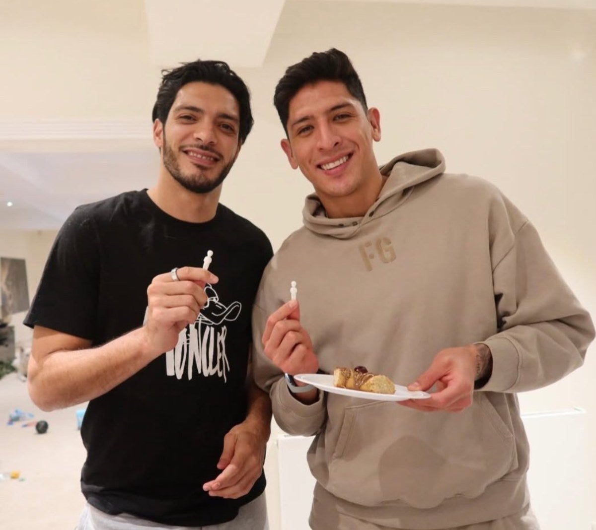 Edson Álvarez festeja el récord de Raúl Jiménez y le deja recado a Chicharito Hernández